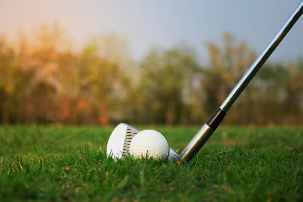 How to Chip a Golf Ball (9 Steps) • Honest Golfers
